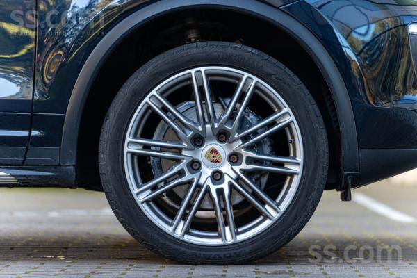 Black Porsche Cayenne 2015 in Riga, with an engine capacity of 3.00 L and mileage of 188 thousand km for 24000 €, photo 9 on AUTOMOTO.COM.LV