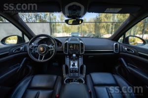 Black Porsche Cayenne 2015 in Riga, with an engine capacity of 3.00 L and mileage of 188 thousand km for 24000 €, photo 13 on AUTOMOTO.COM.LV