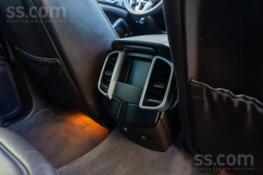 Black Porsche Cayenne 2015 in Riga, with an engine capacity of 3.00 L and mileage of 188 thousand km for 24000 €, photo 18 on AUTOMOTO.COM.LV