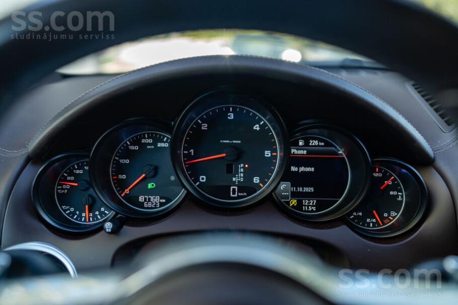 Black Porsche Cayenne 2015 in Riga, with an engine capacity of 3.00 L and mileage of 188 thousand km for 24000 €, photo 20 on AUTOMOTO.COM.LV
