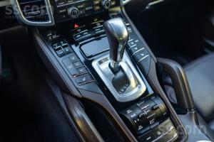 Black Porsche Cayenne 2015 in Riga, with an engine capacity of 3.00 L and mileage of 188 thousand km for 24000 €, photo 22 on AUTOMOTO.COM.LV