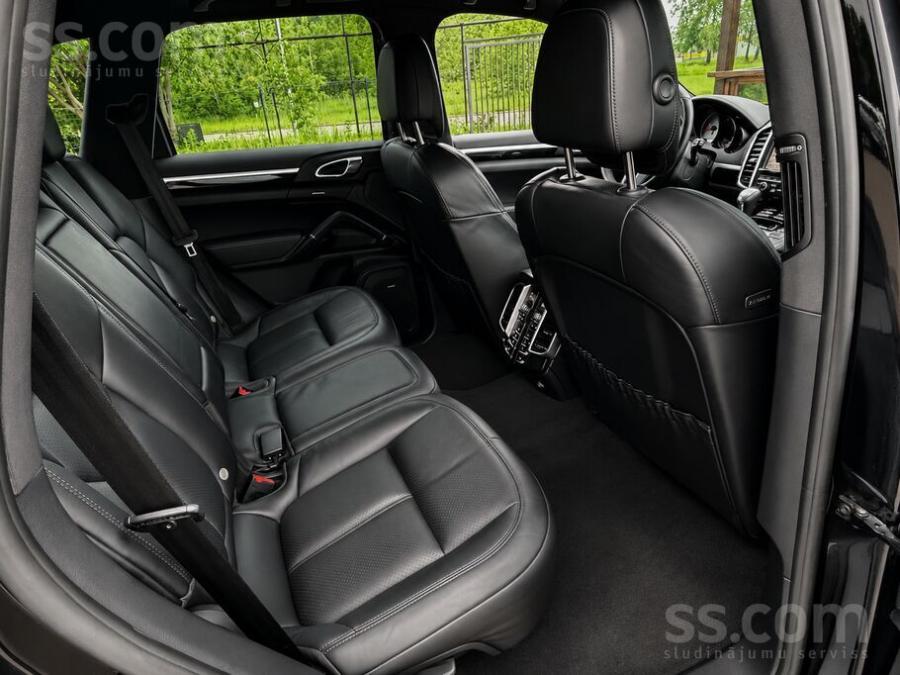 Black Porsche Cayenne 2015 in Riga, with an engine capacity of 3.00 L and mileage of 194 thousand km for 21900 €, photo 13 on AUTOMOTO.COM.LV