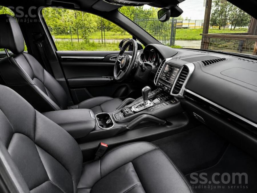 Black Porsche Cayenne 2015 in Riga, with an engine capacity of 3.00 L and mileage of 194 thousand km for 21900 €, photo 16 on AUTOMOTO.COM.LV