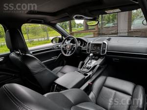 Black Porsche Cayenne 2015 in Riga, with an engine capacity of 3.00 L and mileage of 194 thousand km for 21900 €, photo 18 on AUTOMOTO.COM.LV