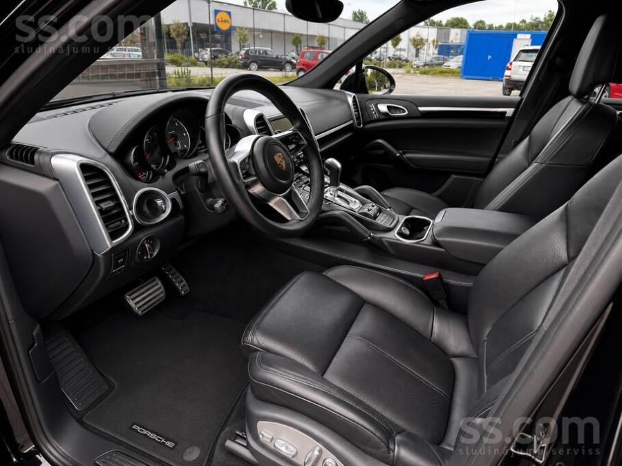 Black Porsche Cayenne 2015 in Riga, with an engine capacity of 3.00 L and mileage of 194 thousand km for 21900 €, photo 19 on AUTOMOTO.COM.LV