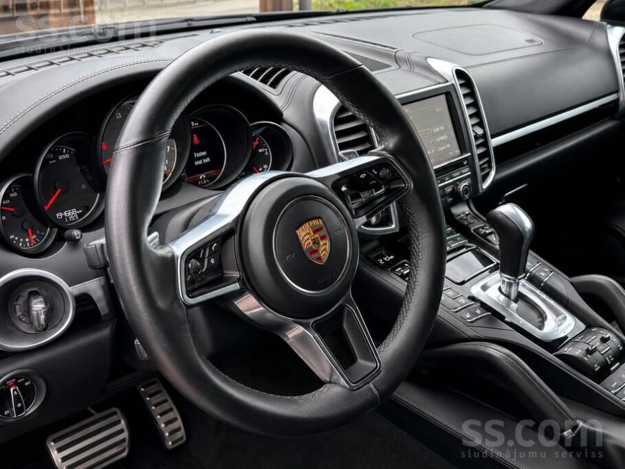 Black Porsche Cayenne 2015 in Riga, with an engine capacity of 3.00 L and mileage of 194 thousand km for 21900 €, photo 21 on AUTOMOTO.COM.LV