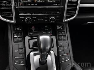 Black Porsche Cayenne 2015 in Riga, with an engine capacity of 3.00 L and mileage of 194 thousand km for 21900 €, photo 28 on AUTOMOTO.COM.LV