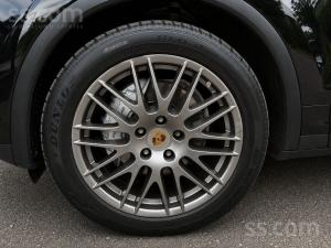 Black Porsche Cayenne 2015 in Riga, with an engine capacity of 3.00 L and mileage of 194 thousand km for 21900 €, photo 35 on AUTOMOTO.COM.LV