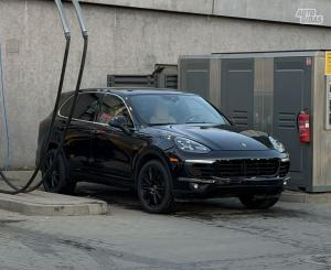 Black Porsche Cayenne 2015 in Vilnius, with an engine capacity of 3.00 L and mileage of 290 thousand km for 21200 €, photo 3 on AUTOMOTO.COM.LV