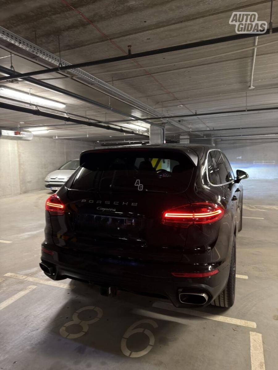 Black Porsche Cayenne 2015 in Vilnius, with an engine capacity of 3.00 L and mileage of 290 thousand km for 21200 €, photo 4 on AUTOMOTO.COM.LV
