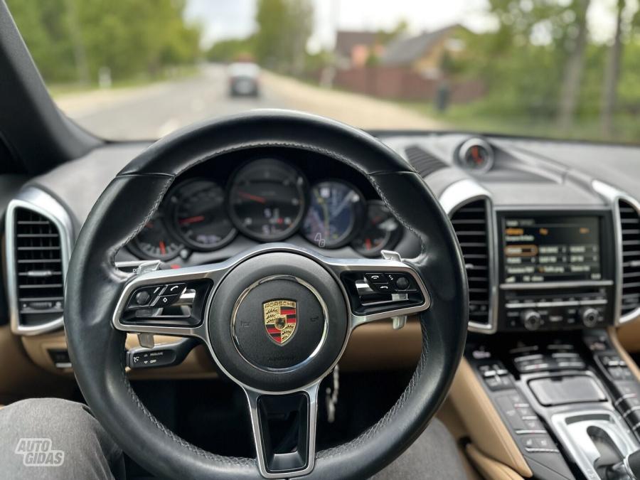 Black Porsche Cayenne 2015 in Vilnius, with an engine capacity of 3.00 L and mileage of 290 thousand km for 21200 €, photo 6 on AUTOMOTO.COM.LV