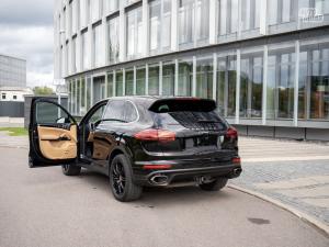 Black Porsche Cayenne 2015 in Vilnius, with an engine capacity of 3.00 L and mileage of 290 thousand km for 21200 €, photo 8 on AUTOMOTO.COM.LV