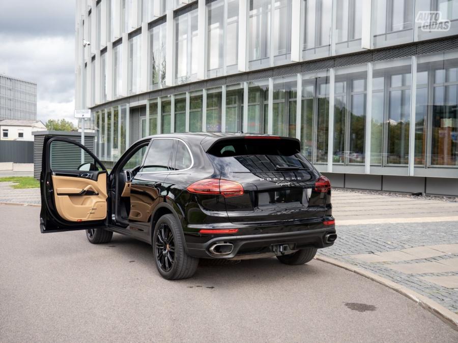 Black Porsche Cayenne 2015 in Vilnius, with an engine capacity of 3.00 L and mileage of 290 thousand km for 21200 €, photo 8 on AUTOMOTO.COM.LV