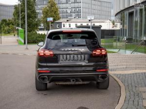 Black Porsche Cayenne 2015 in Vilnius, with an engine capacity of 3.00 L and mileage of 290 thousand km for 21200 €, photo 9 on AUTOMOTO.COM.LV