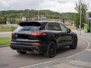 Black Porsche Cayenne 2015 in Vilnius, with an engine capacity of 3.00 L and mileage of 290 thousand km for 21200 €, photo 10 on AUTOMOTO.COM.LV