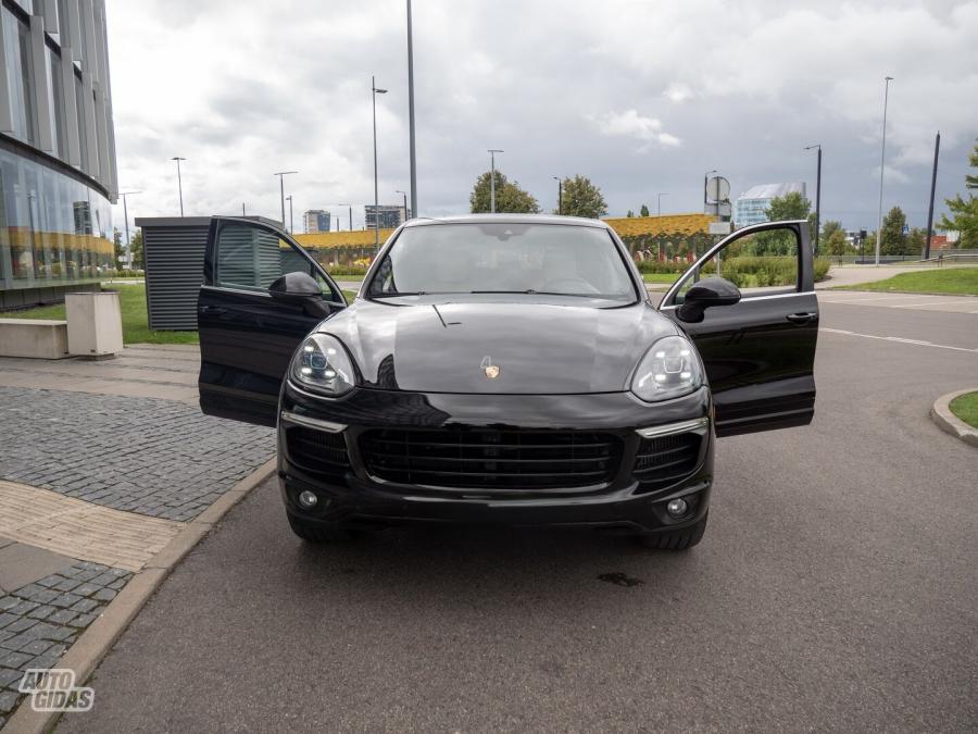 Black Porsche Cayenne 2015 in Vilnius, with an engine capacity of 3.00 L and mileage of 290 thousand km for 21200 €, photo 13 on AUTOMOTO.COM.LV