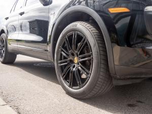 Black Porsche Cayenne 2015 in Vilnius, with an engine capacity of 3.00 L and mileage of 290 thousand km for 21200 €, photo 16 on AUTOMOTO.COM.LV