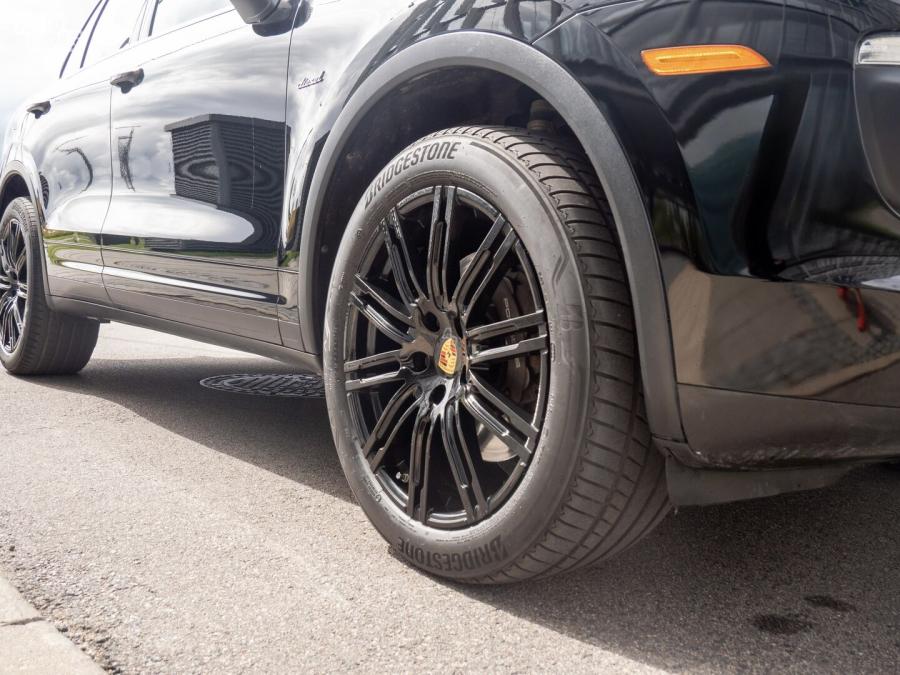Black Porsche Cayenne 2015 in Vilnius, with an engine capacity of 3.00 L and mileage of 290 thousand km for 21200 €, photo 16 on AUTOMOTO.COM.LV