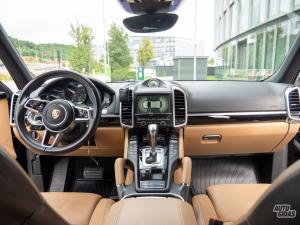 Black Porsche Cayenne 2015 in Vilnius, with an engine capacity of 3.00 L and mileage of 290 thousand km for 21200 €, photo 17 on AUTOMOTO.COM.LV