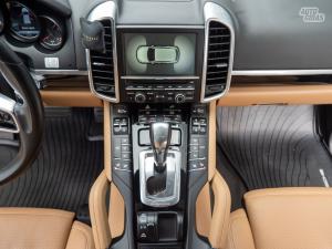Black Porsche Cayenne 2015 in Vilnius, with an engine capacity of 3.00 L and mileage of 290 thousand km for 21200 €, photo 18 on AUTOMOTO.COM.LV