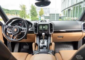 Black Porsche Cayenne 2015 in Vilnius, with an engine capacity of 3.00 L and mileage of 290 thousand km for 21200 €, photo 22 on AUTOMOTO.COM.LV