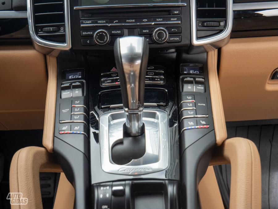 Black Porsche Cayenne 2015 in Vilnius, with an engine capacity of 3.00 L and mileage of 290 thousand km for 21200 €, photo 23 on AUTOMOTO.COM.LV