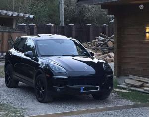 Melns Porsche Cayenne 2015 Viļņa, ar dzinēja tilpumu 3.00 L un nobraukumu 290 tūkst. km par 21000 €, foto  vietnē AUTOMOTO.COM.LV
