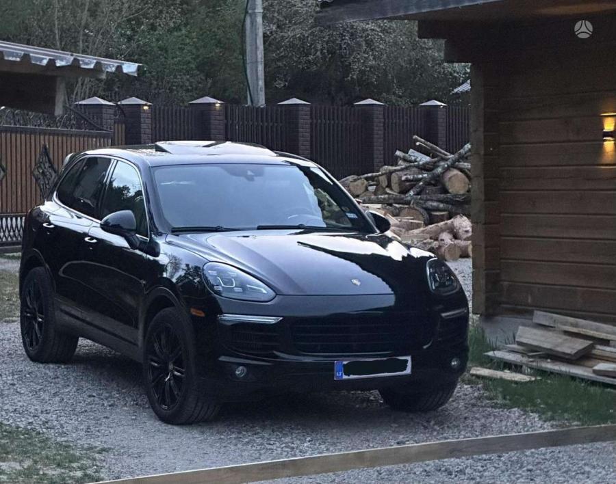 Black Porsche Cayenne 2015 in Vilnius, with an engine capacity of 3.00 L and mileage of 290 thousand km for 21000 €, photo 1 on AUTOMOTO.COM.LV