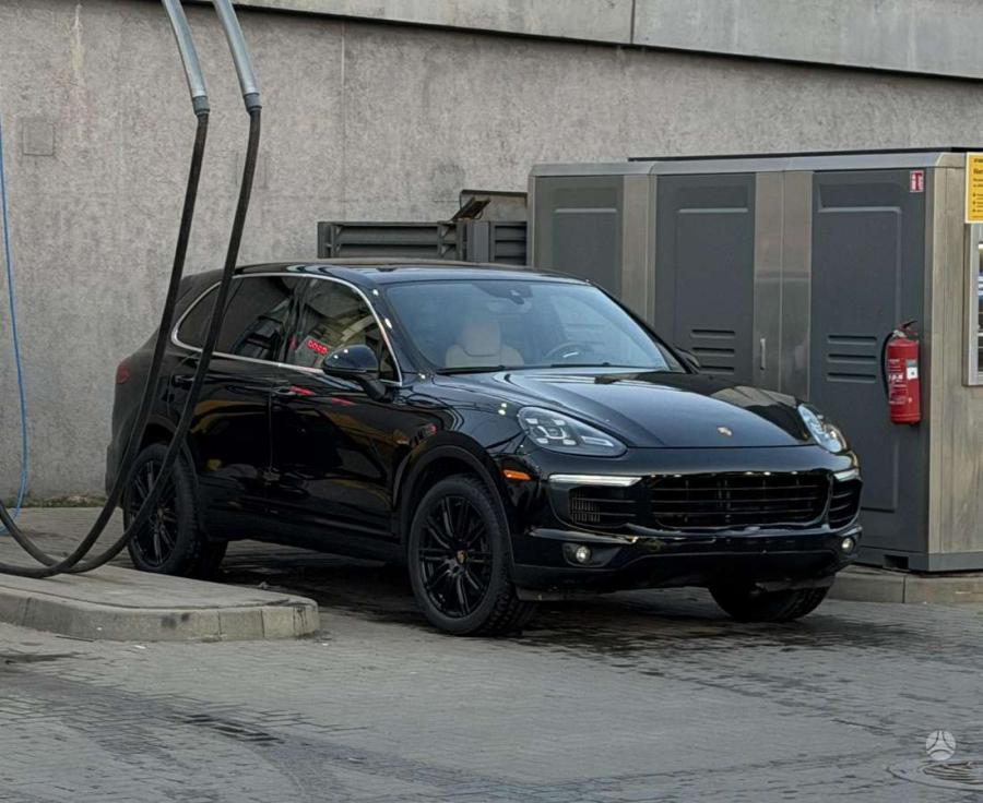 Black Porsche Cayenne 2015 in Vilnius, with an engine capacity of 3.00 L and mileage of 290 thousand km for 21000 €, photo 3 on AUTOMOTO.COM.LV