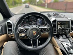 Black Porsche Cayenne 2015 in Vilnius, with an engine capacity of 3.00 L and mileage of 290 thousand km for 21000 €, photo 4 on AUTOMOTO.COM.LV