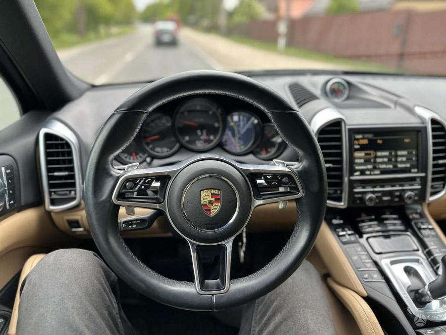 Black Porsche Cayenne 2015 in Vilnius, with an engine capacity of 3.00 L and mileage of 290 thousand km for 21000 €, photo 4 on AUTOMOTO.COM.LV