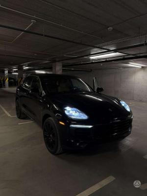 Black Porsche Cayenne 2015 in Vilnius, with an engine capacity of 3.00 L and mileage of 290 thousand km for 21000 €, photo 5 on AUTOMOTO.COM.LV