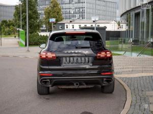 Black Porsche Cayenne 2015 in Vilnius, with an engine capacity of 3.00 L and mileage of 290 thousand km for 21000 €, photo 7 on AUTOMOTO.COM.LV