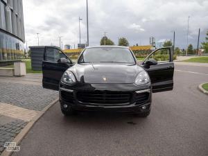 Black Porsche Cayenne 2015 in Vilnius, with an engine capacity of 3.00 L and mileage of 290 thousand km for 21000 €, photo 10 on AUTOMOTO.COM.LV
