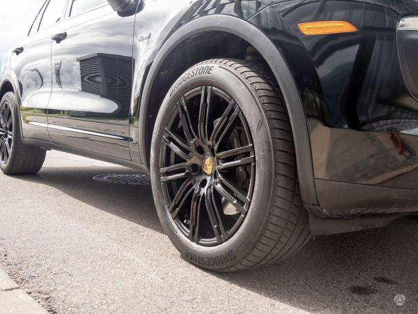 Melns Porsche Cayenne 2015 Viļņa, ar dzinēja tilpumu 3.00 L un nobraukumu 290 tūkst. km par 21000 €, foto 10 vietnē AUTOMOTO.COM.LV