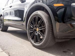 Black Porsche Cayenne 2015 in Vilnius, with an engine capacity of 3.00 L and mileage of 290 thousand km for 21000 €, photo 11 on AUTOMOTO.COM.LV