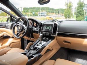 Black Porsche Cayenne 2015 in Vilnius, with an engine capacity of 3.00 L and mileage of 290 thousand km for 21000 €, photo 12 on AUTOMOTO.COM.LV