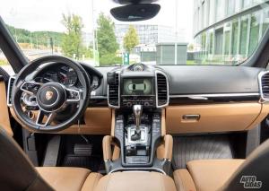 Black Porsche Cayenne 2015 in Vilnius, with an engine capacity of 3.00 L and mileage of 290 thousand km for 21000 €, photo 13 on AUTOMOTO.COM.LV