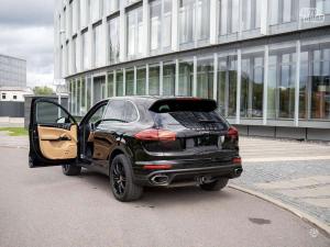 Black Porsche Cayenne 2015 in Vilnius, with an engine capacity of 3.00 L and mileage of 290 thousand km for 21000 €, photo 16 on AUTOMOTO.COM.LV