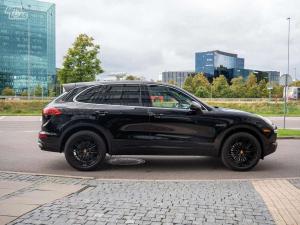 Black Porsche Cayenne 2015 in Vilnius, with an engine capacity of 3.00 L and mileage of 290 thousand km for 21000 €, photo 17 on AUTOMOTO.COM.LV