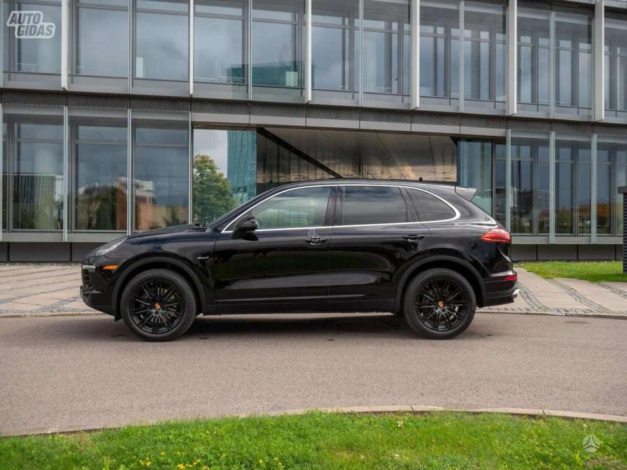 Black Porsche Cayenne 2015 in Vilnius, with an engine capacity of 3.00 L and mileage of 290 thousand km for 21000 €, photo 18 on AUTOMOTO.COM.LV