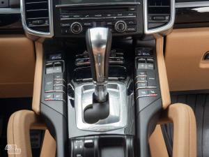 Black Porsche Cayenne 2015 in Vilnius, with an engine capacity of 3.00 L and mileage of 290 thousand km for 21000 €, photo 22 on AUTOMOTO.COM.LV