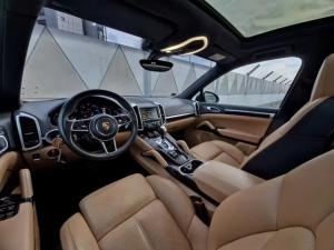 Black Porsche Cayenne 2015 in Riga, with an engine capacity of 3.00 L and mileage of 195 thousand km for 24000 €, photo 3 on AUTOMOTO.COM.LV