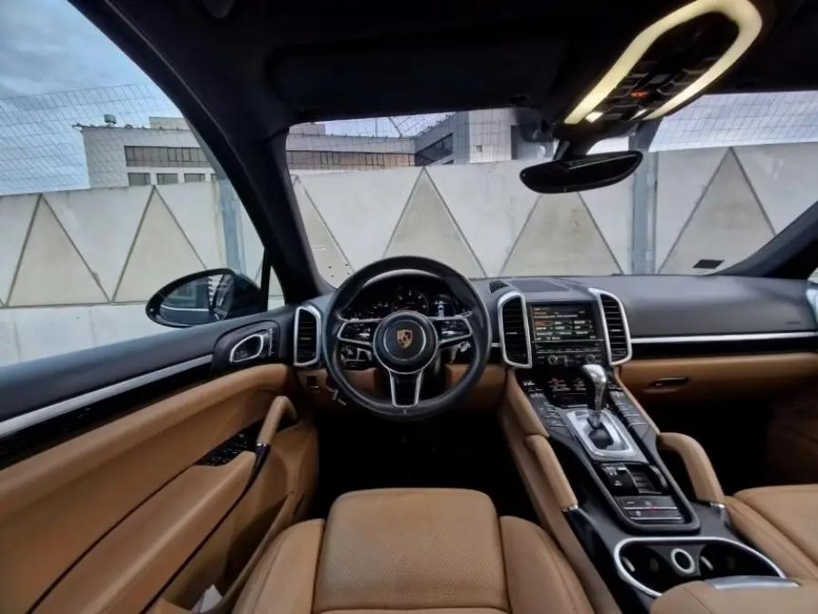 Black Porsche Cayenne 2015 in Riga, with an engine capacity of 3.00 L and mileage of 195 thousand km for 24000 €, photo 4 on AUTOMOTO.COM.LV
