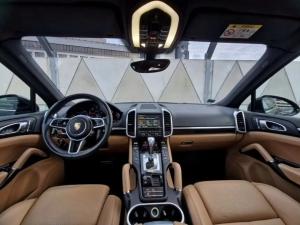 Black Porsche Cayenne 2015 in Riga, with an engine capacity of 3.00 L and mileage of 195 thousand km for 24000 €, photo 5 on AUTOMOTO.COM.LV