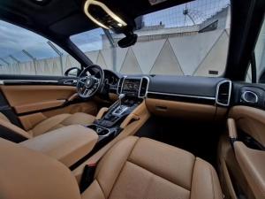 Black Porsche Cayenne 2015 in Riga, with an engine capacity of 3.00 L and mileage of 195 thousand km for 24000 €, photo 6 on AUTOMOTO.COM.LV