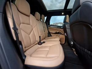 Black Porsche Cayenne 2015 in Riga, with an engine capacity of 3.00 L and mileage of 195 thousand km for 24000 €, photo 7 on AUTOMOTO.COM.LV