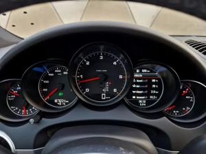 Black Porsche Cayenne 2015 in Riga, with an engine capacity of 3.00 L and mileage of 195 thousand km for 24000 €, photo 9 on AUTOMOTO.COM.LV