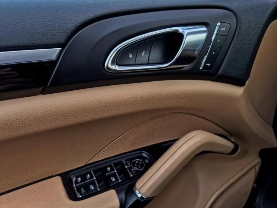 Black Porsche Cayenne 2015 in Riga, with an engine capacity of 3.00 L and mileage of 195 thousand km for 24000 €, photo 12 on AUTOMOTO.COM.LV