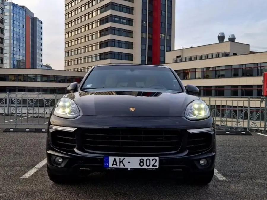 Black Porsche Cayenne 2015 in Riga, with an engine capacity of 3.00 L and mileage of 195 thousand km for 24000 €, photo 13 on AUTOMOTO.COM.LV